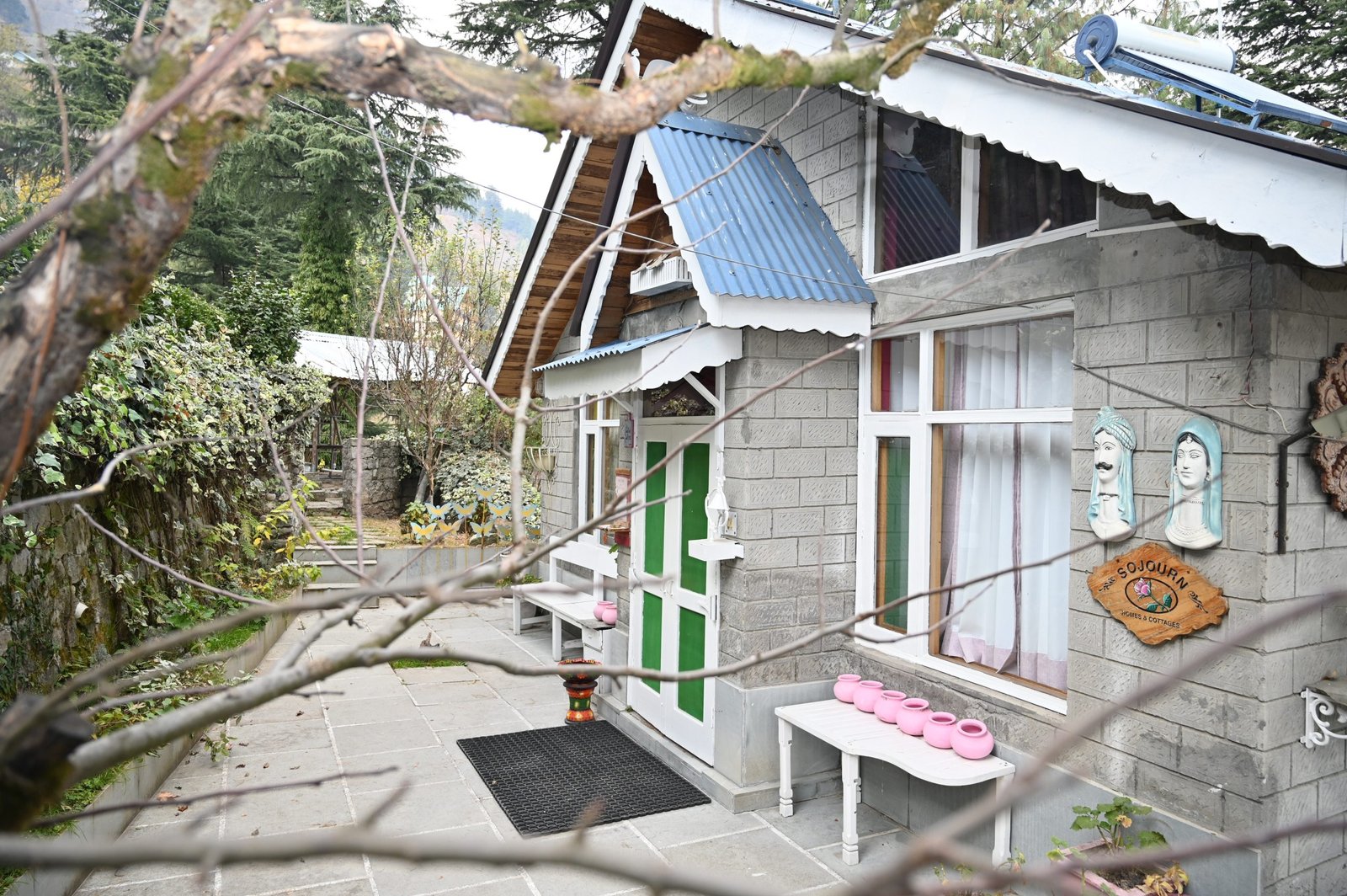 Holiday Cottages in Kullu Manali with Wooden Interiors - Sojourn Cottage